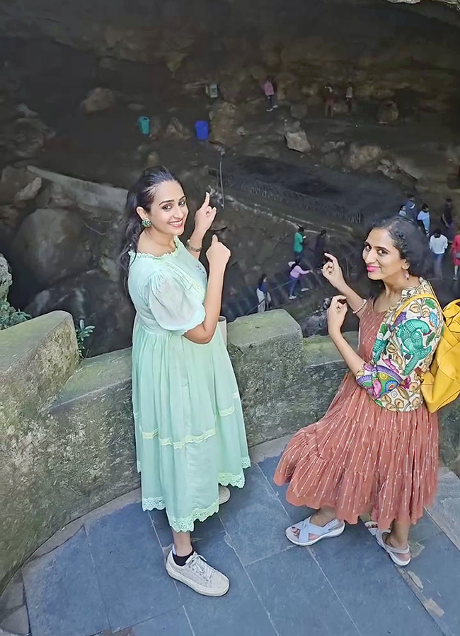 బొర్రా గుహల్లో చిల్ అవుతున్న హీరోయిన్ లయ (ఫొటోలు) | Actress Laya Gorty At Araku Borra Caves In ...